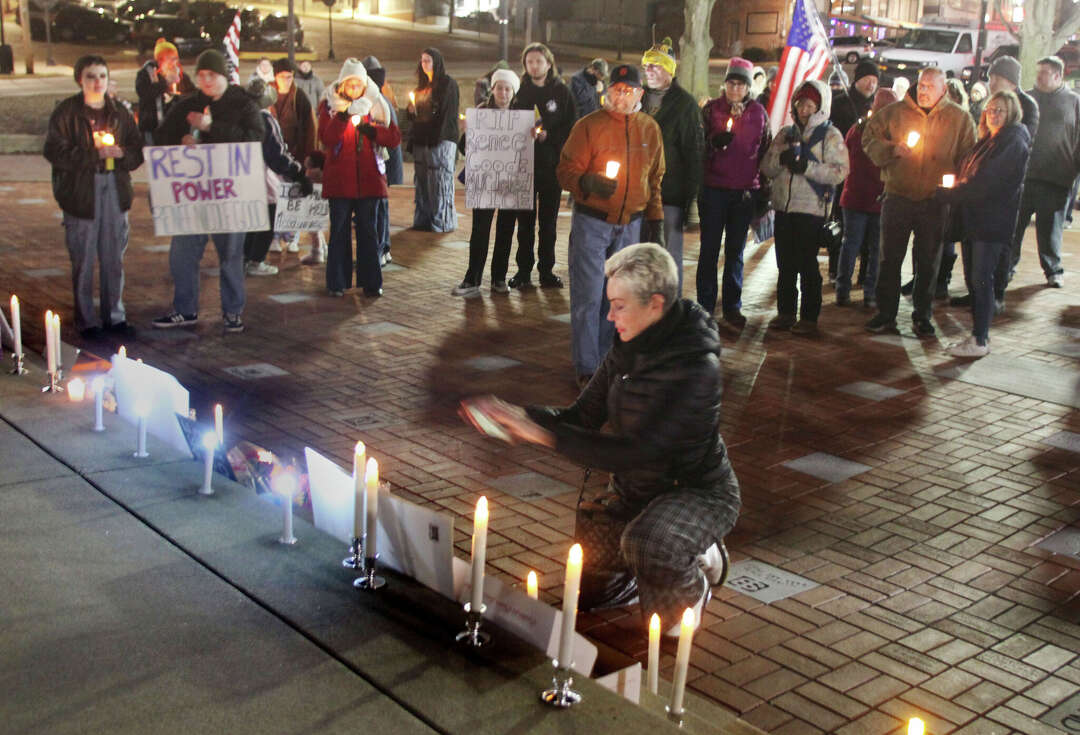 Illinois vigil draws 150 after fatal ICE shooting of Renee Good