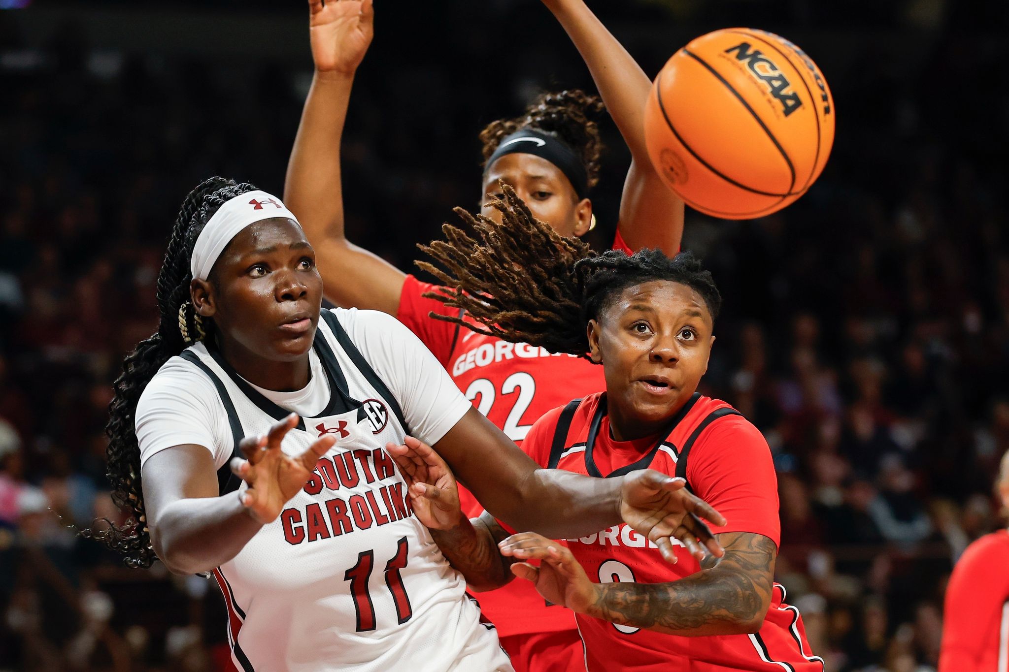 Okot, Edwards lead sluggish No. 3 South Carolina to 20th straight win ...