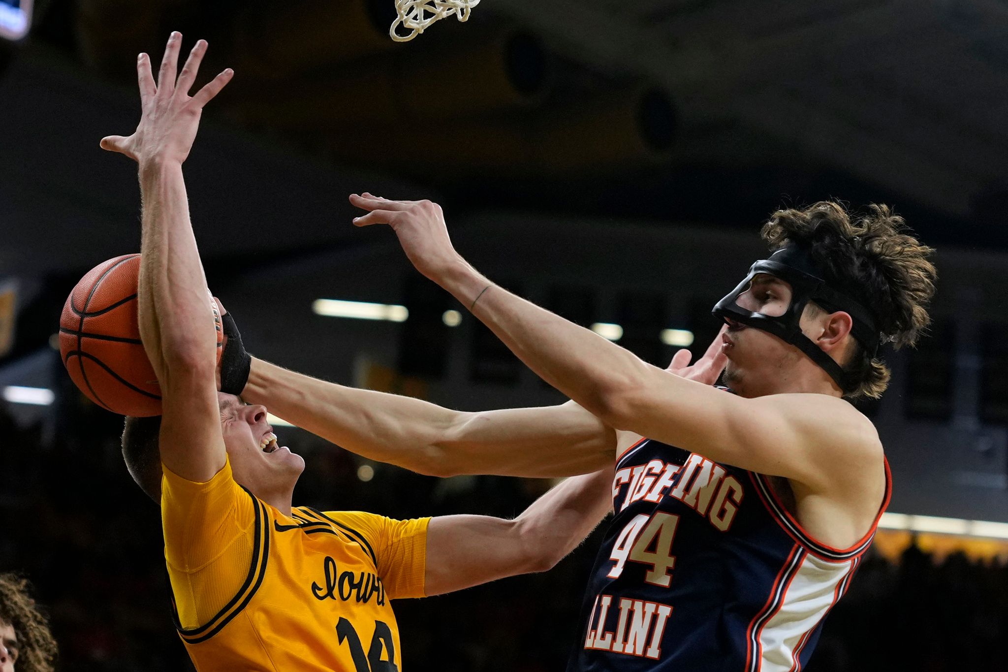Keaton Wagler scored 19 points and No. 16 Illinois holds off No. 19 ...