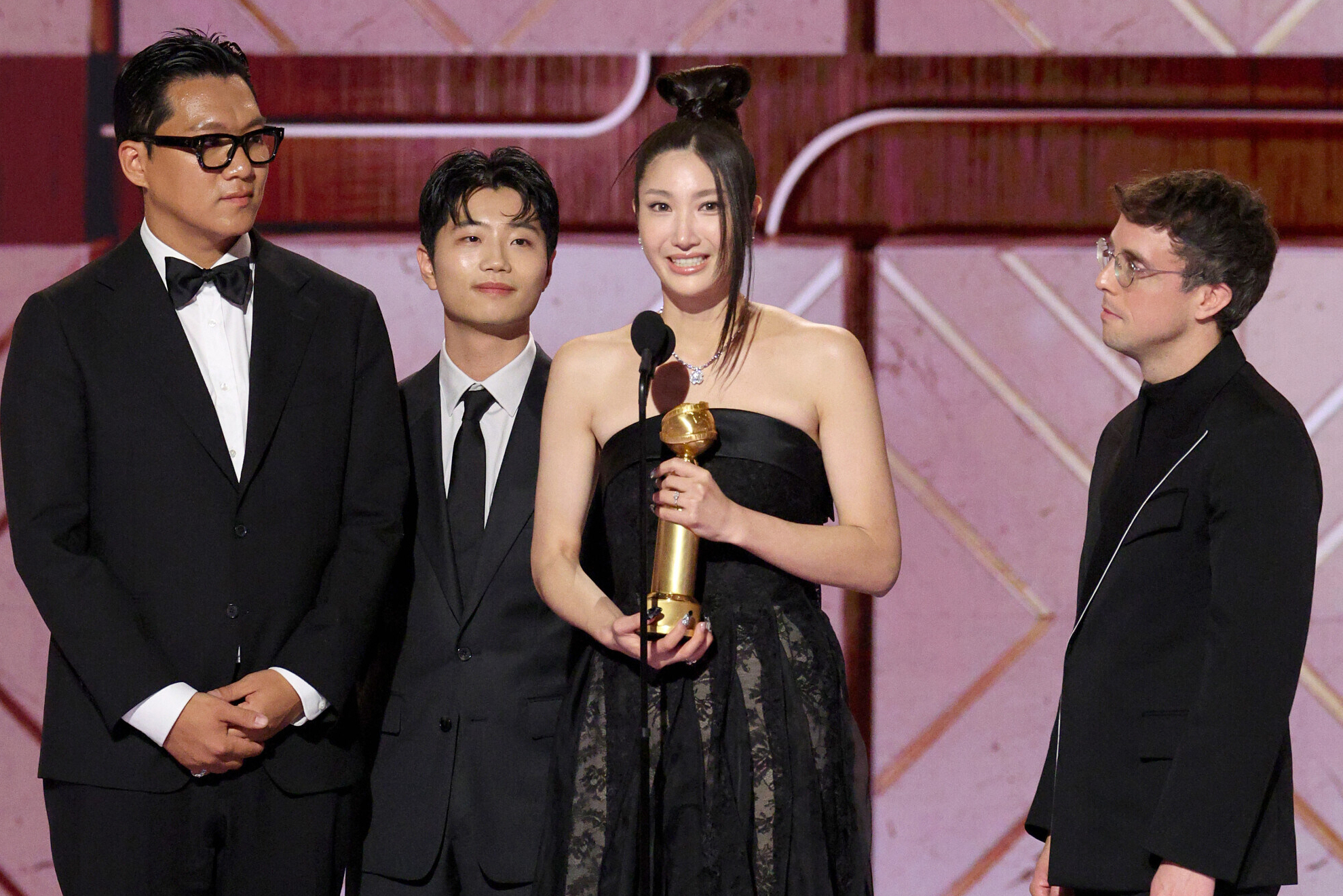 Golden Globe highlights: Brazil on a streak, Amy Poehler's pod wins and ...