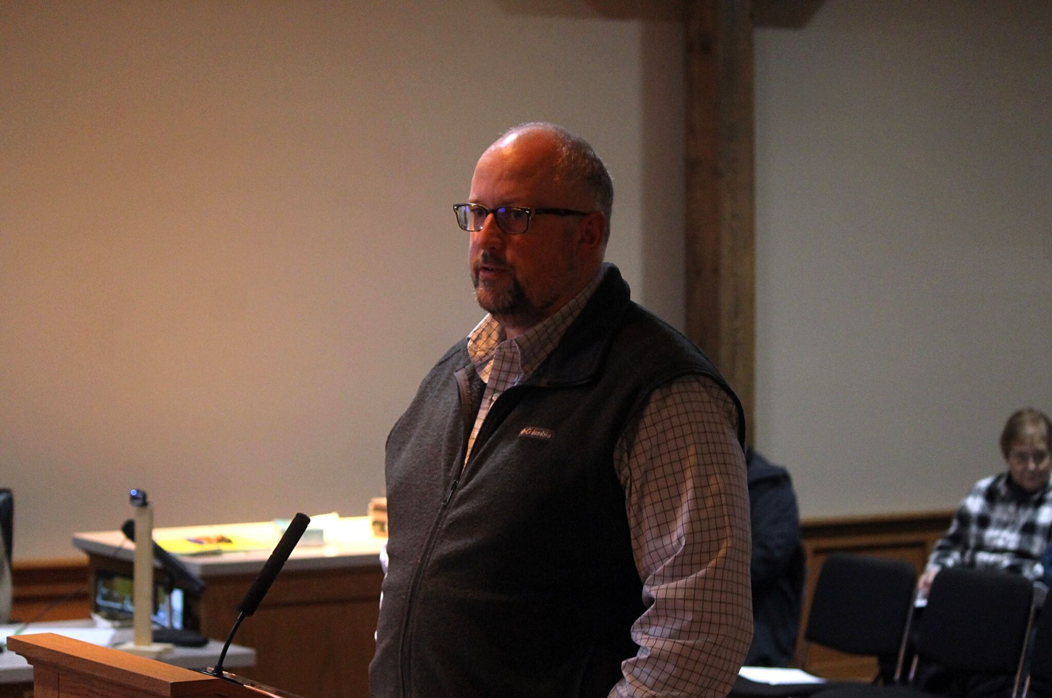 Crowd yells 'cowards!' after federal agents crash into a car and fire ...