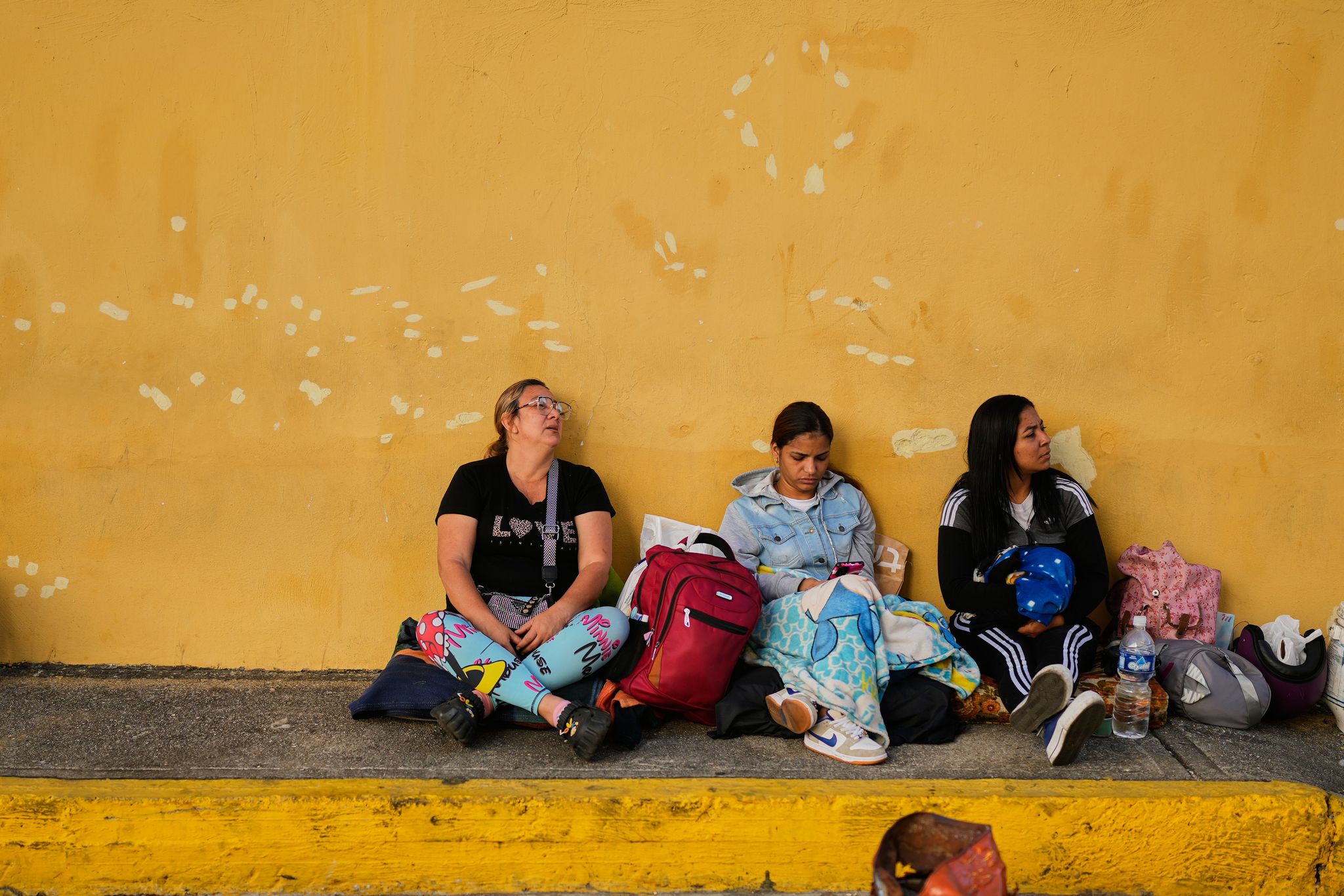 Families of prisoners in Venezuela wait in anguish as promised releases ...
