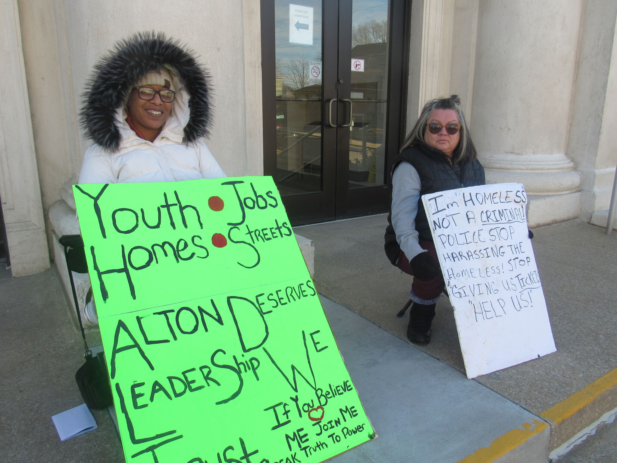 Illinois business owner stages Alton City Hall protest, urges change