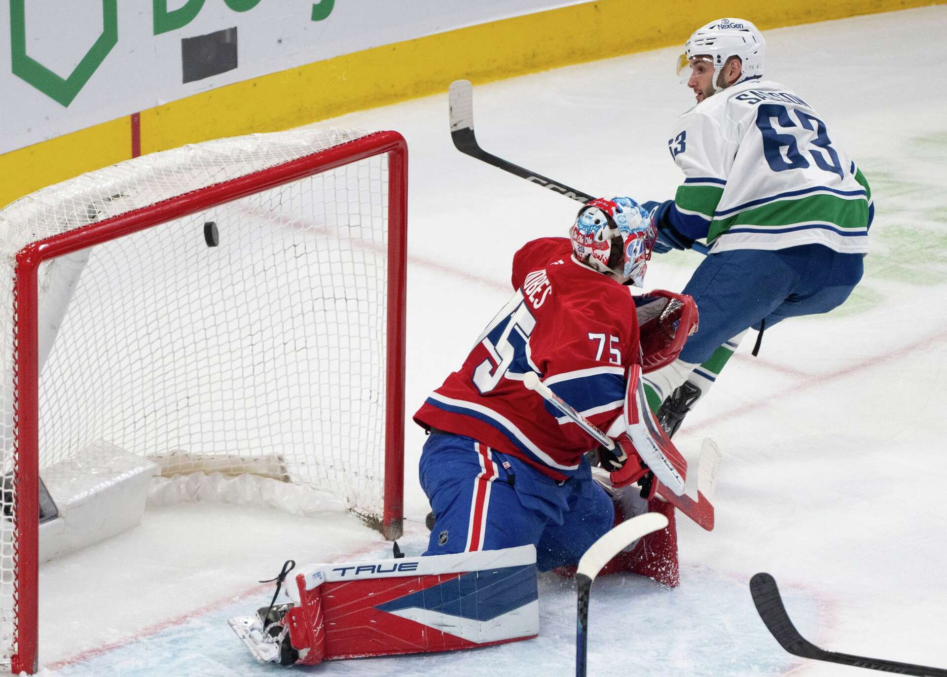 Canadiens defeat Canucks 6-3 with 3-goal outburst in third period