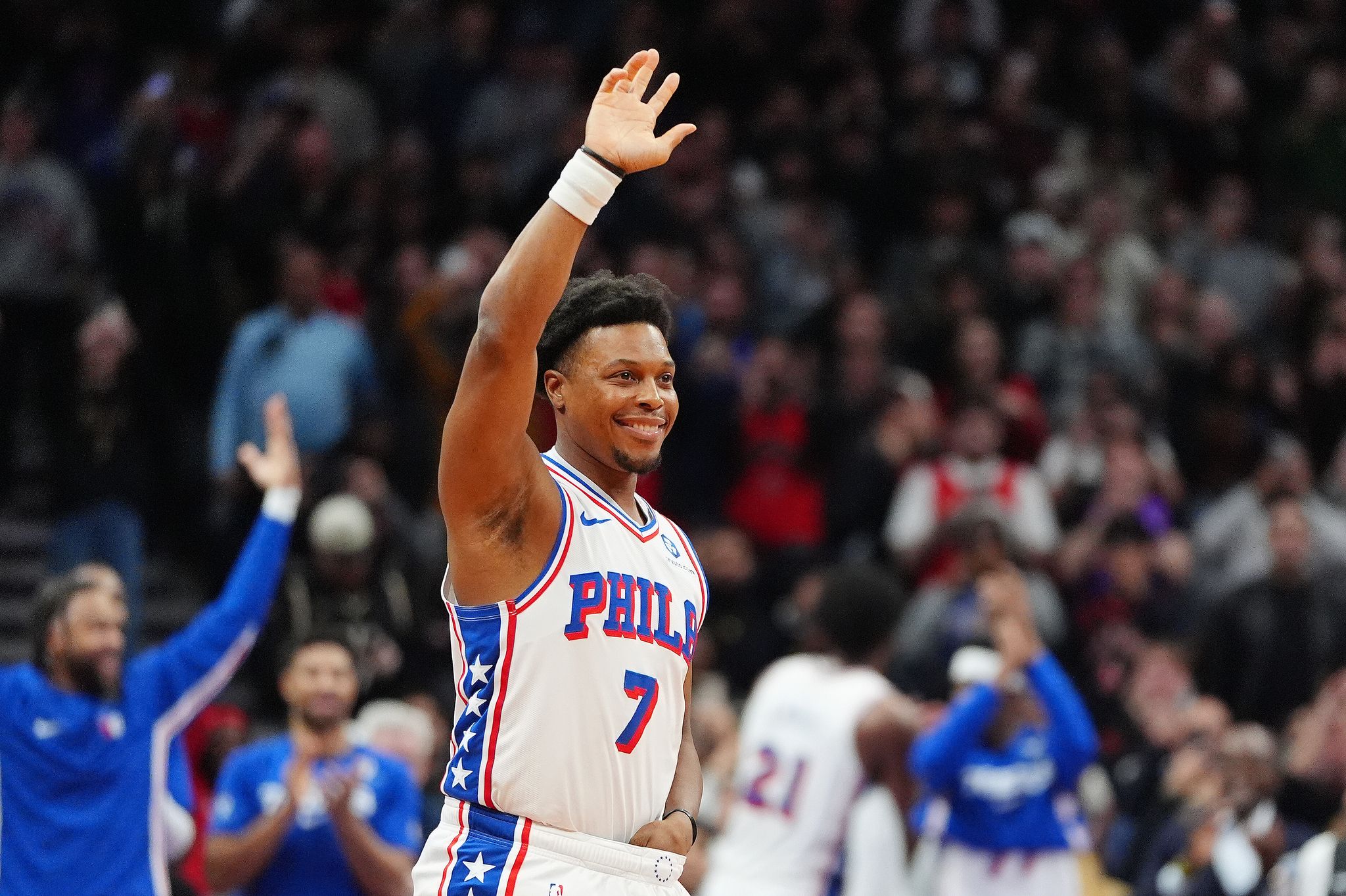 Former Raptors star Kyle Lowry gets huge ovation in four-quarter cameo ...