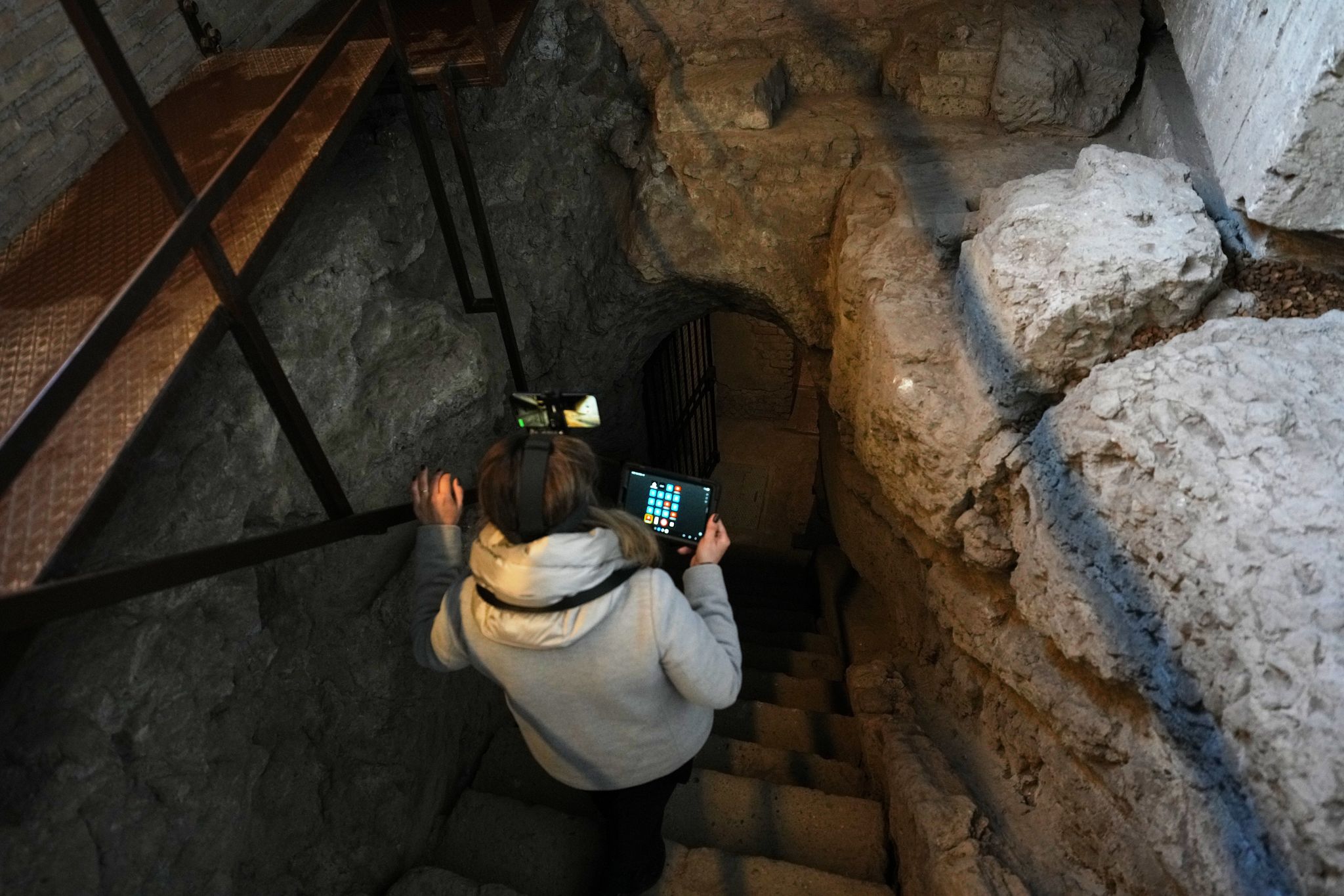 Ancient Rome meets modern technology as tourists visit an ancient home ...