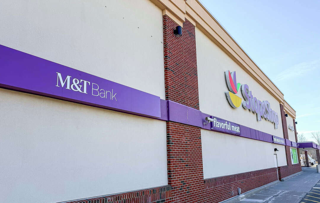 Which big banks have supermarket branches or ATMs in Connecticut?