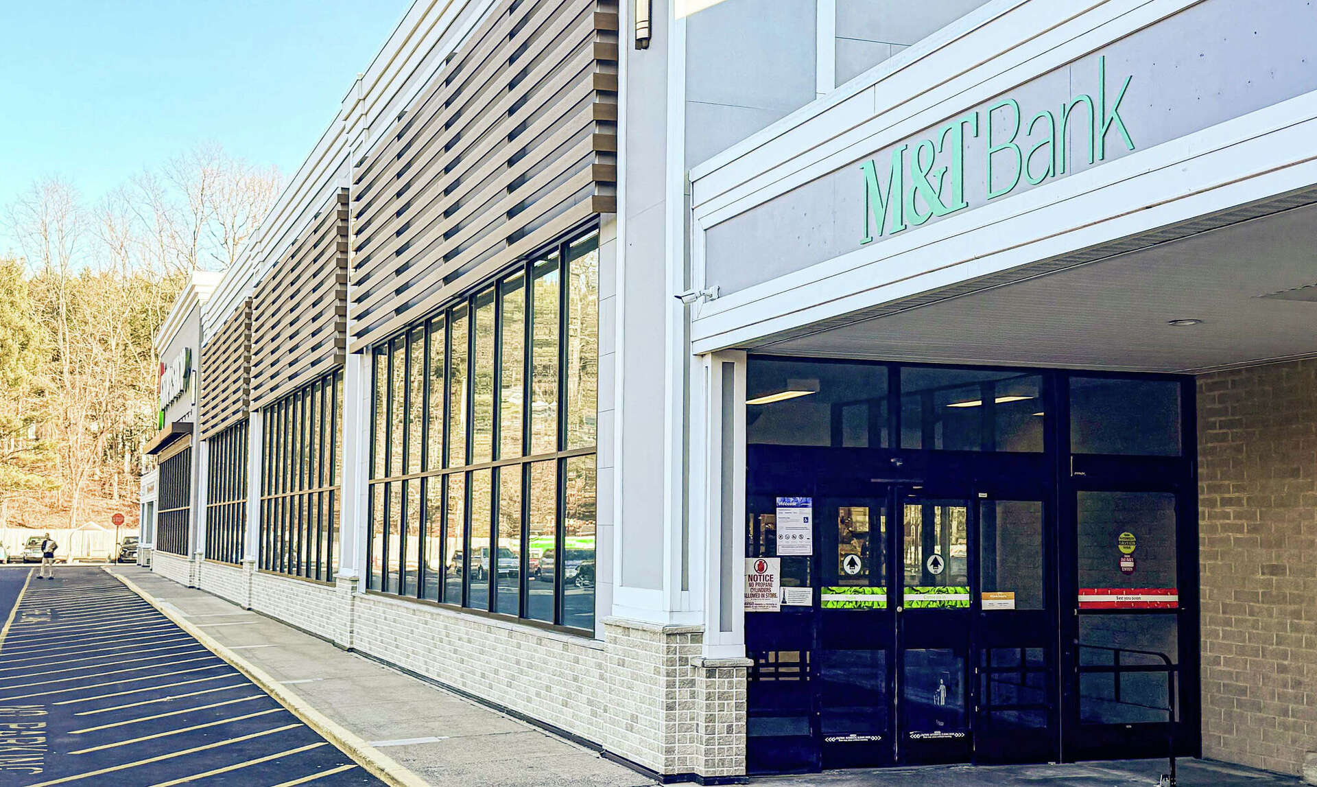 Which big banks have supermarket branches or ATMs in Connecticut?