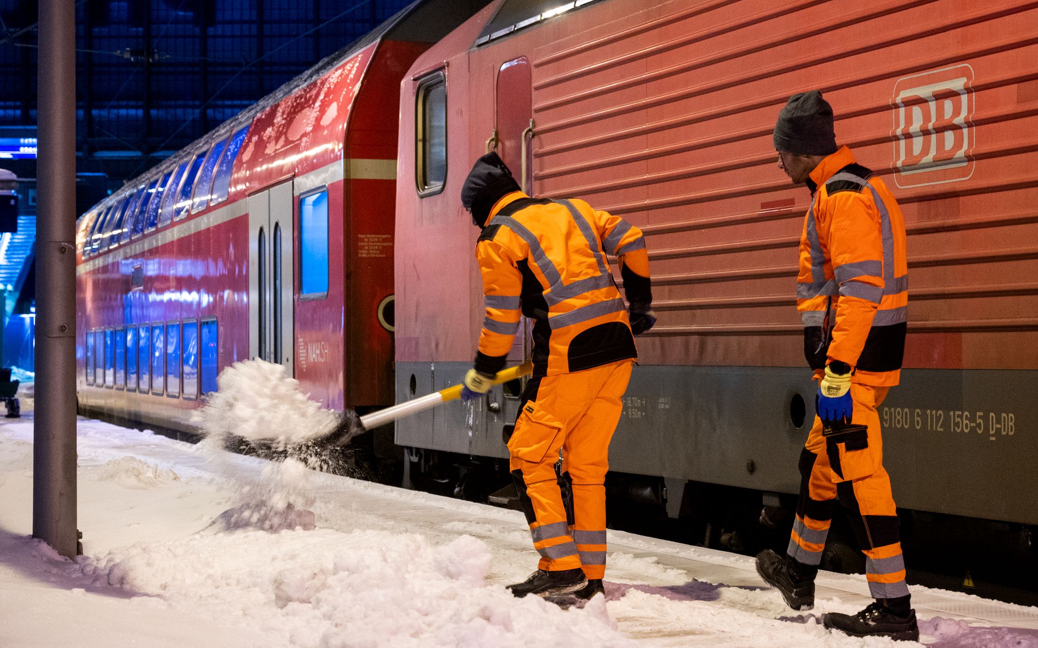 Leverkusen's Bundesliga game at Hamburg postponed over stadium roof ...