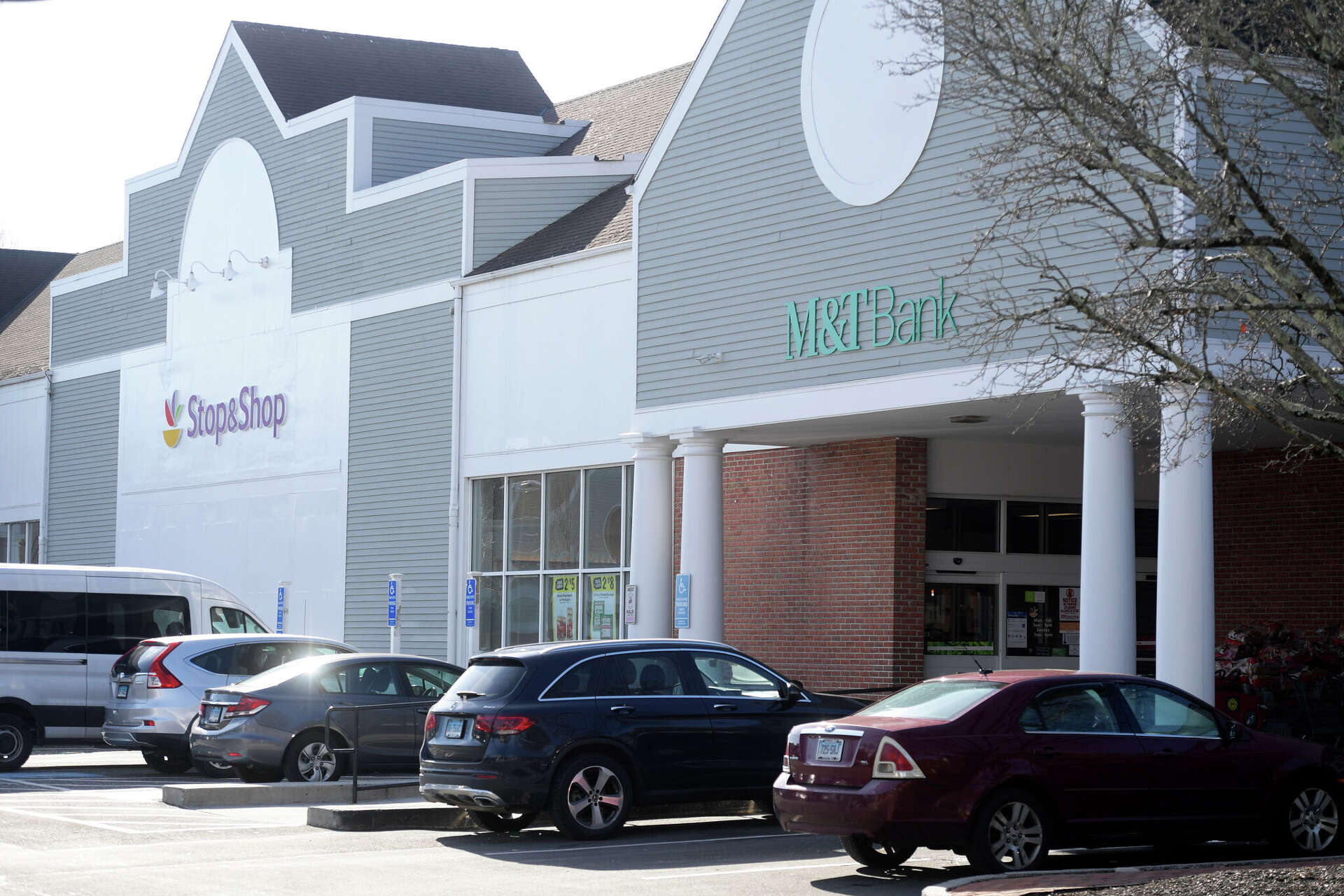 Which big banks have supermarket branches or ATMs in Connecticut?