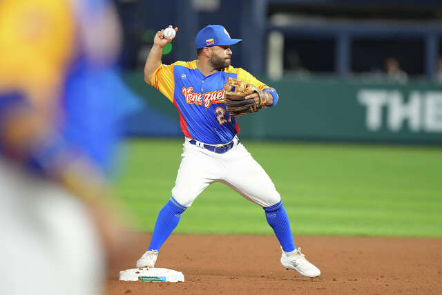 Astros coach projects potential roster issues for Venezuela at WBC