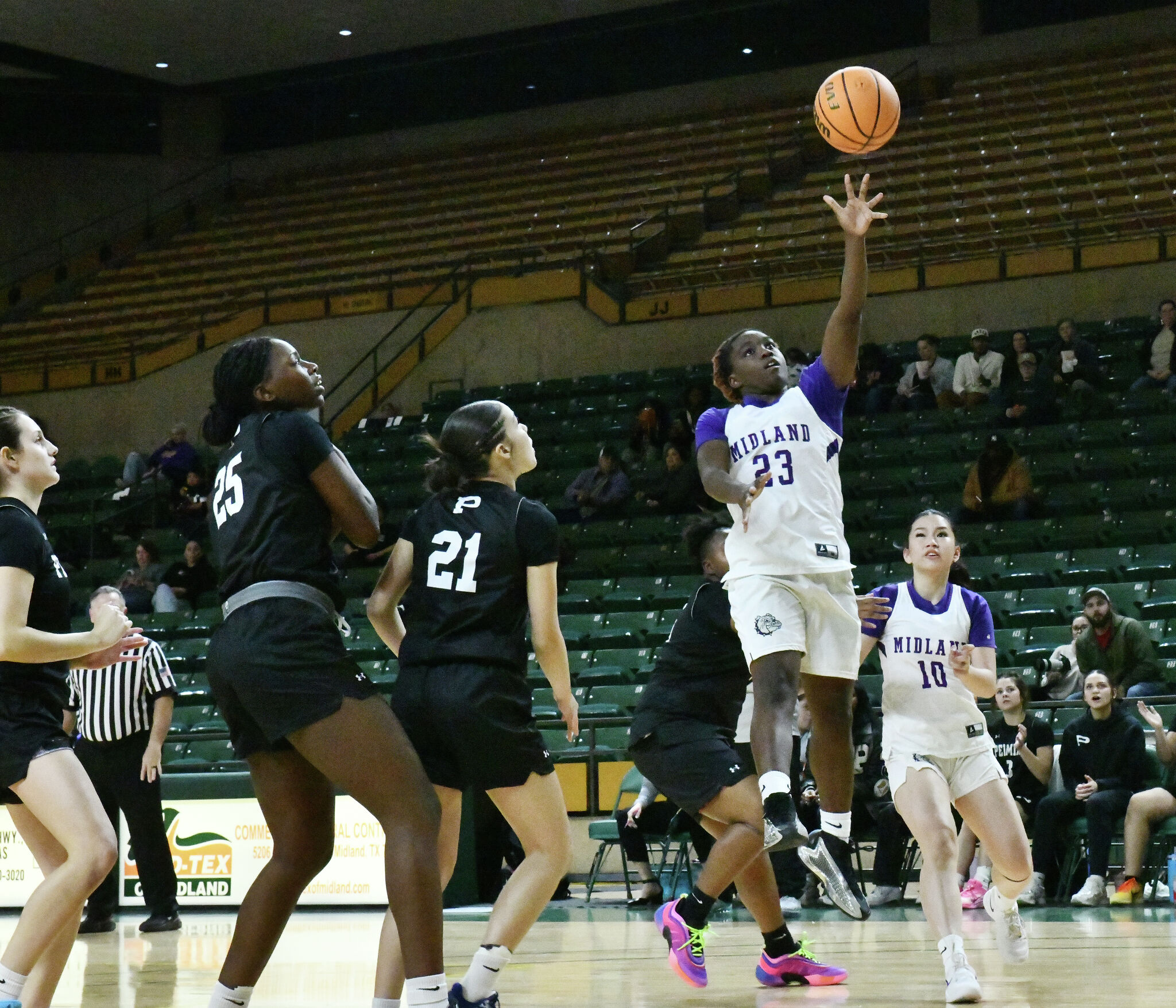 Sin Edwards ni Gobert, Timberwolves logran victoria 139-106 sobre Bucks