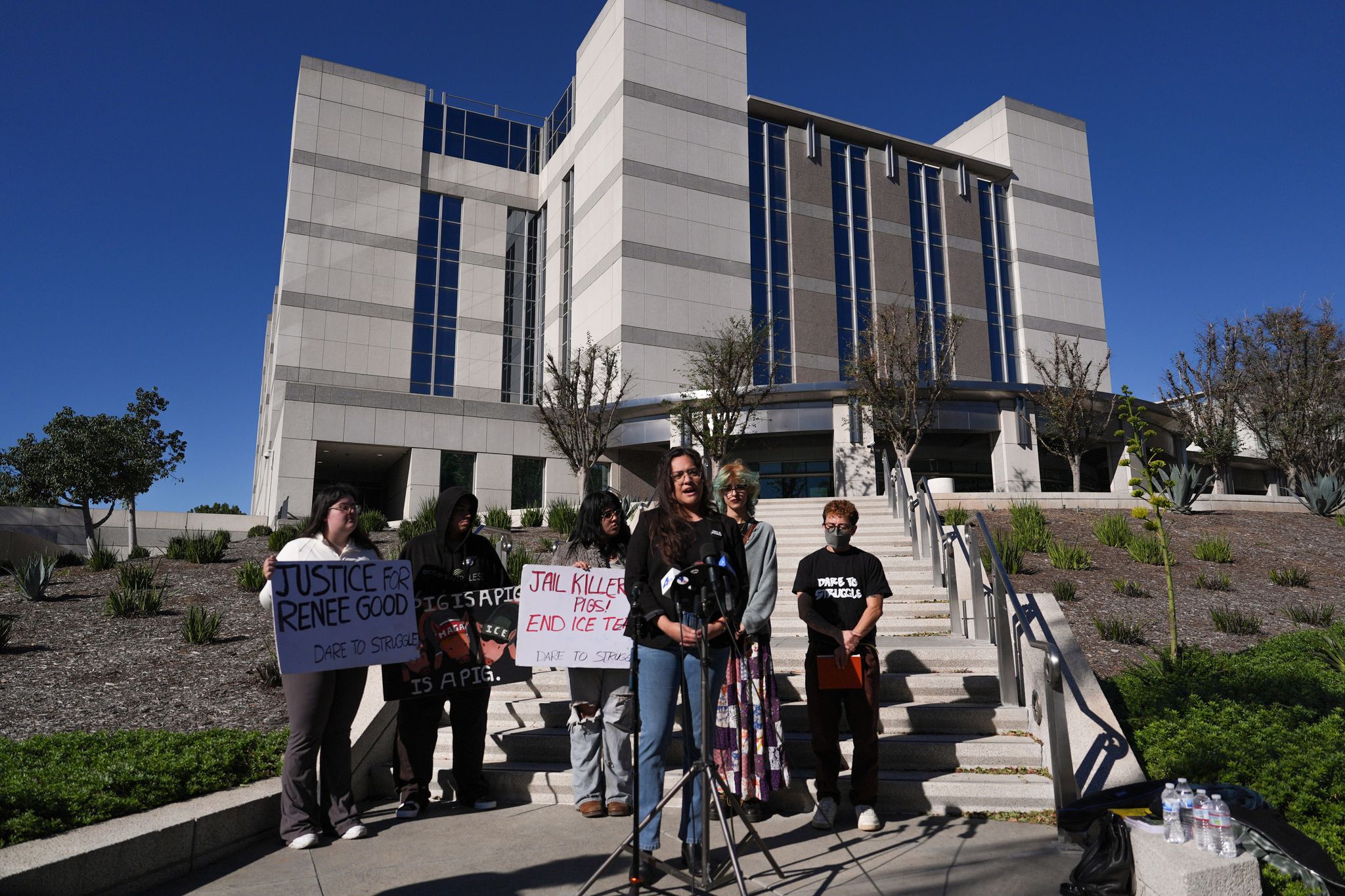 Demonstrator injured after federal agent fired projectile from close ...