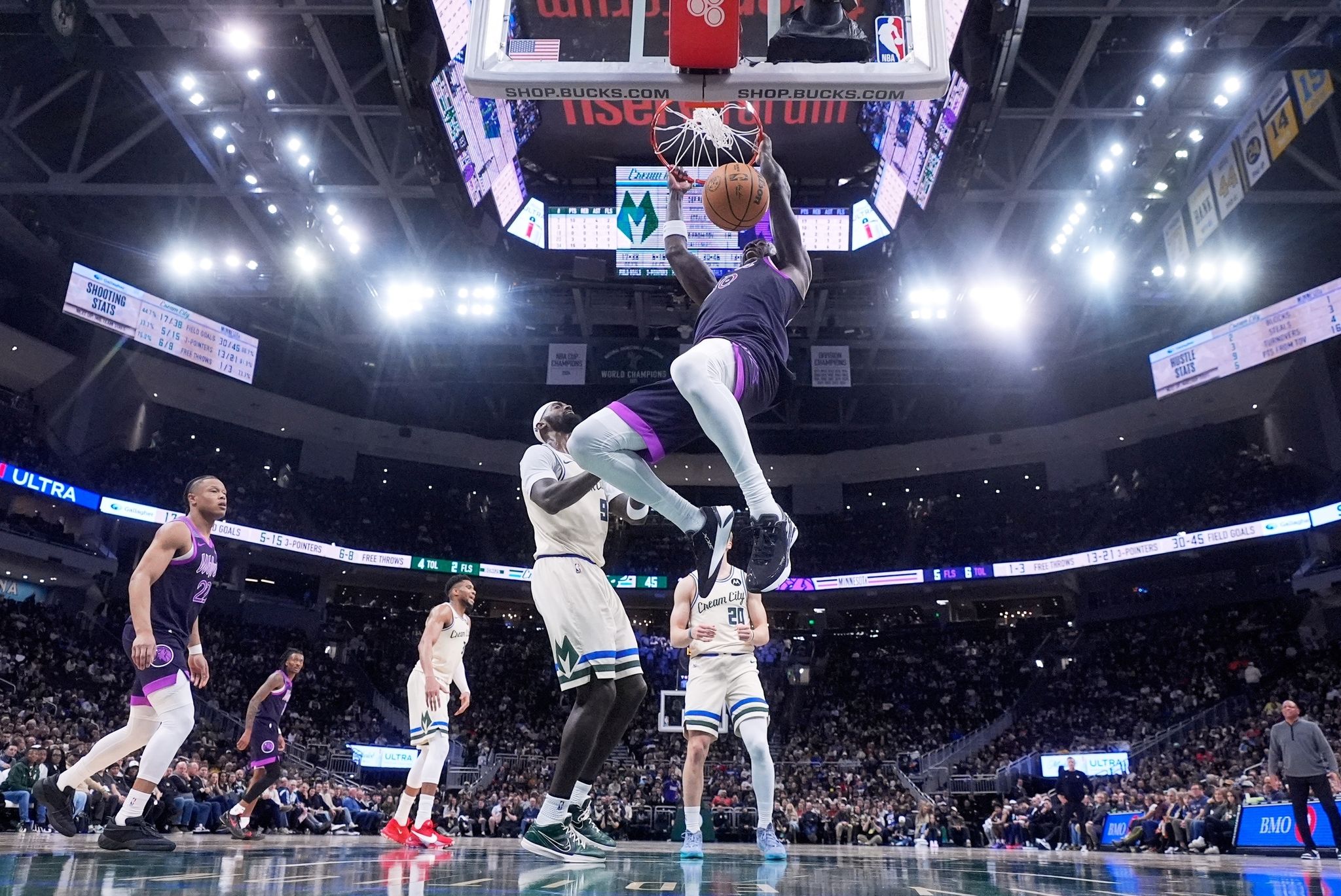Sin Edwards ni Gobert, Timberwolves logran victoria 139-106 sobre Bucks