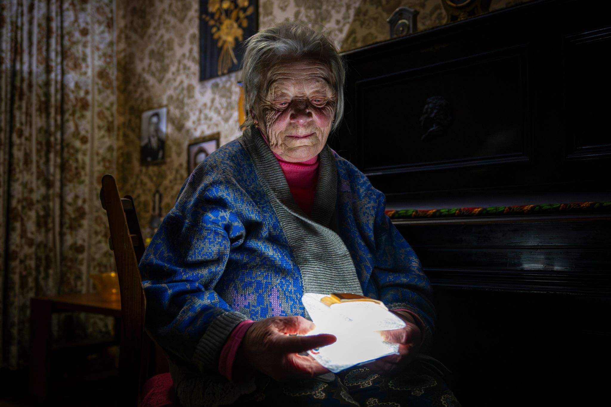 Ukrainians endure freezing temperatures at home as emergency crews rush ...