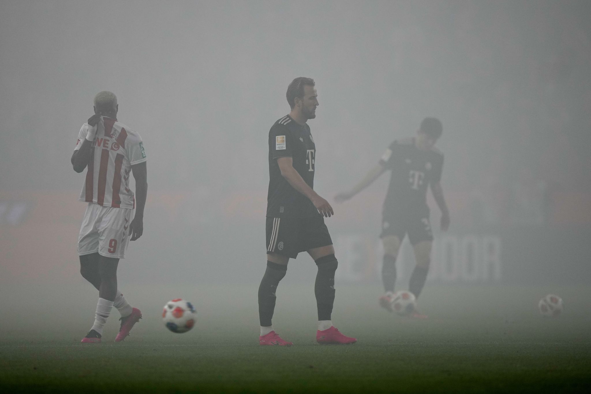 Bayern beats Cologne and sets a record after smoke stops play in Bundesliga