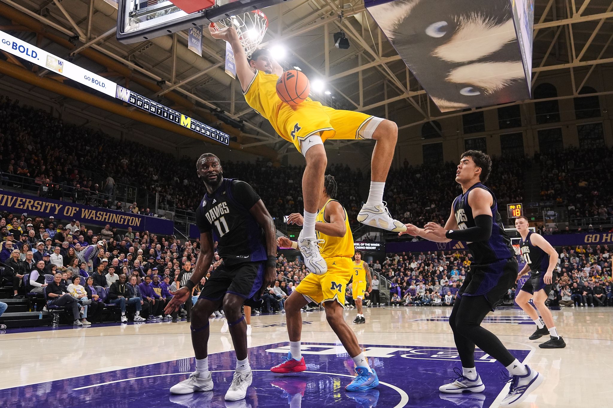 No. 4 Michigan rebounds from 1st loss with 82-72 win at Washington