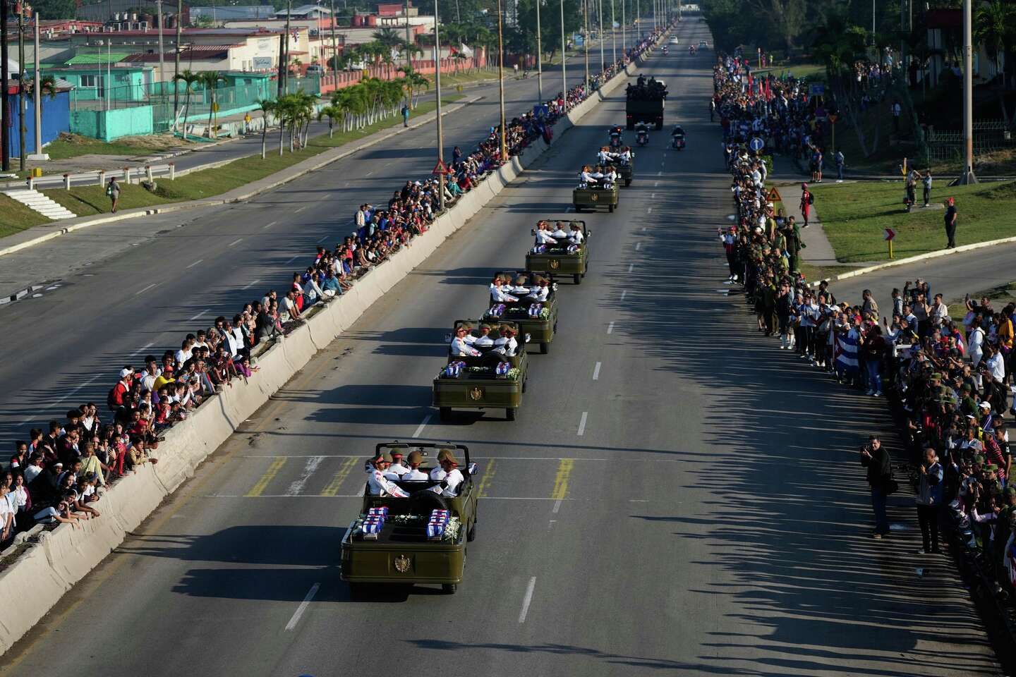 Cubanos marchan ante embajada de EEUU luego de tributo a 32 militares ...