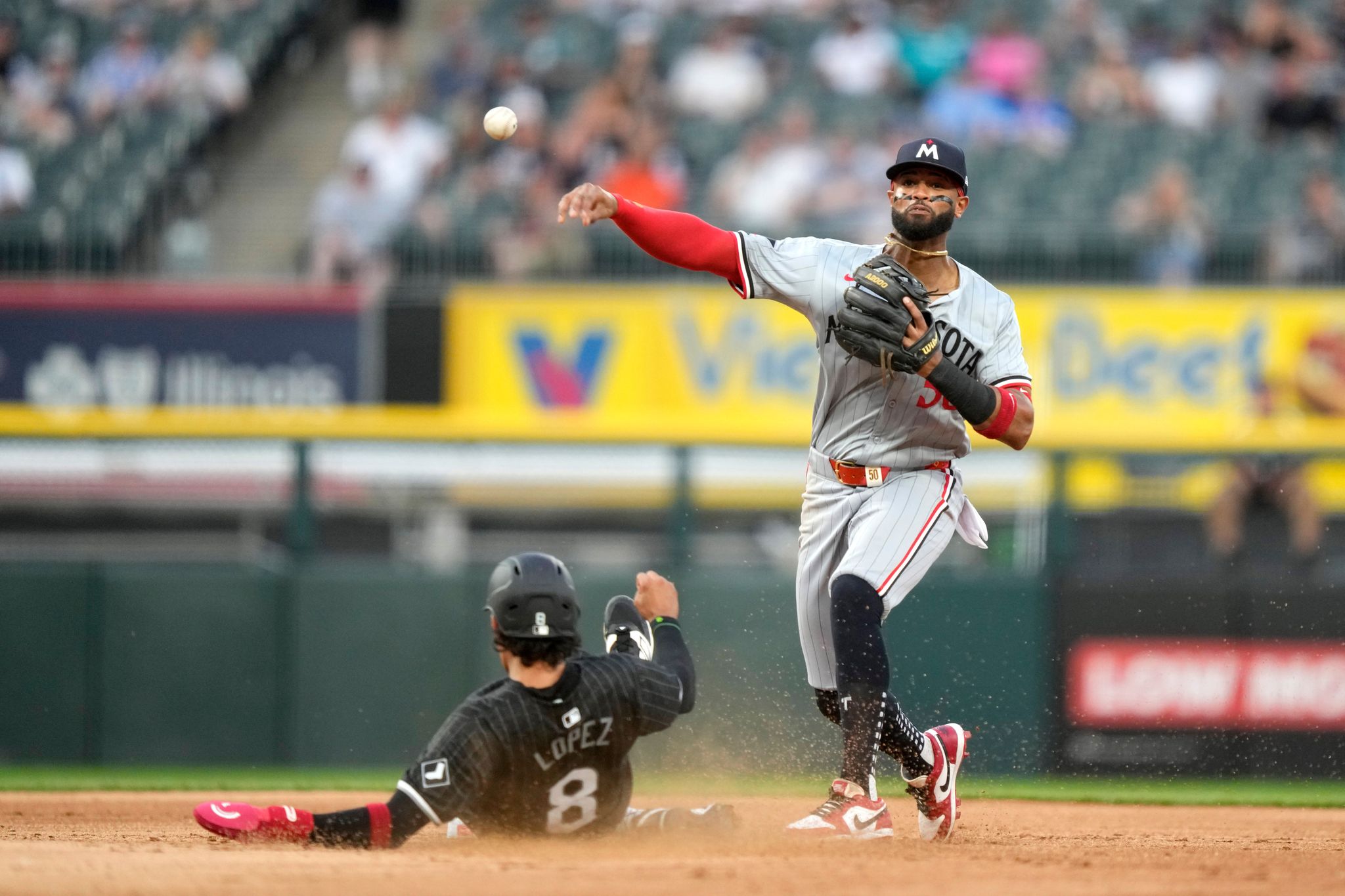 El versátil Willi Castro y los Rockies acuerdan contrato de dos años ...