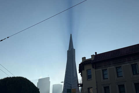 SF's Transamerica Pyramid gets stunning, natural optical illusion