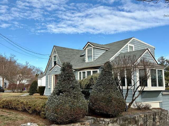 Connecticut foreclosures fall 14% in 2025 but remain high regionally