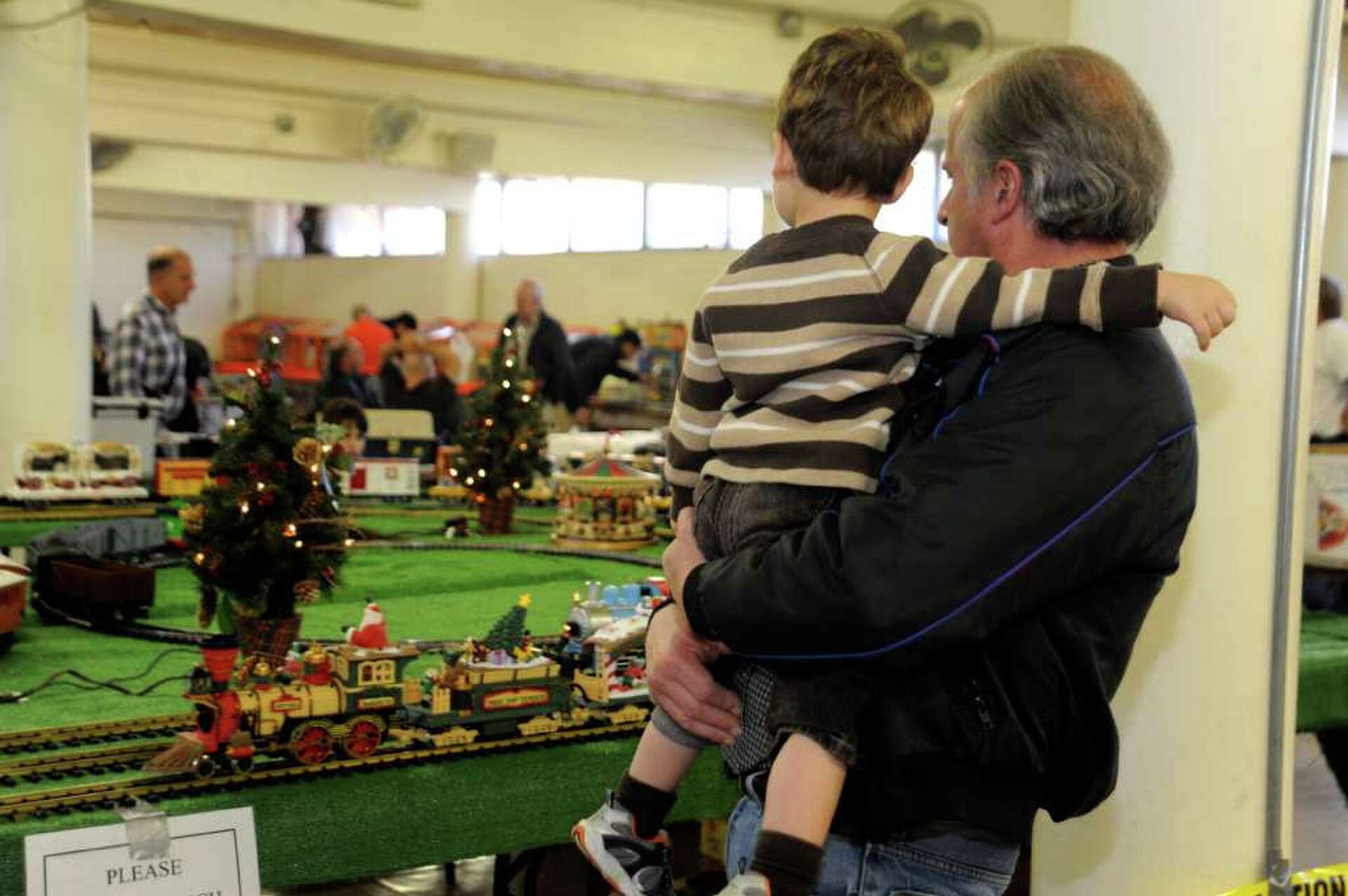 Train show draws fans