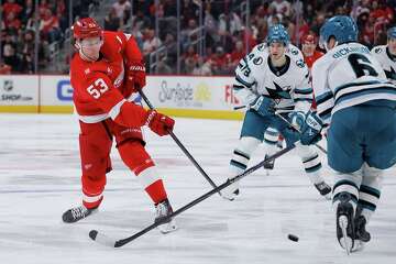 Larkin scores go-ahead goal as Red Wings beat Sharks 4-2
