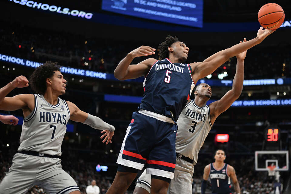 UConn men's basketball moves up as top of AP poll shifts