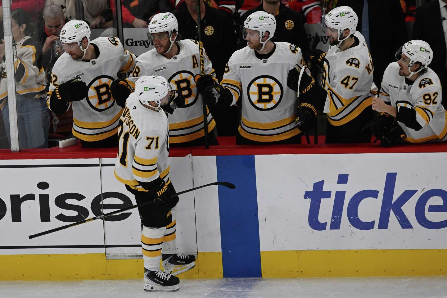 Bruins beat Blackhawks 5-2, extend winning streak to six games