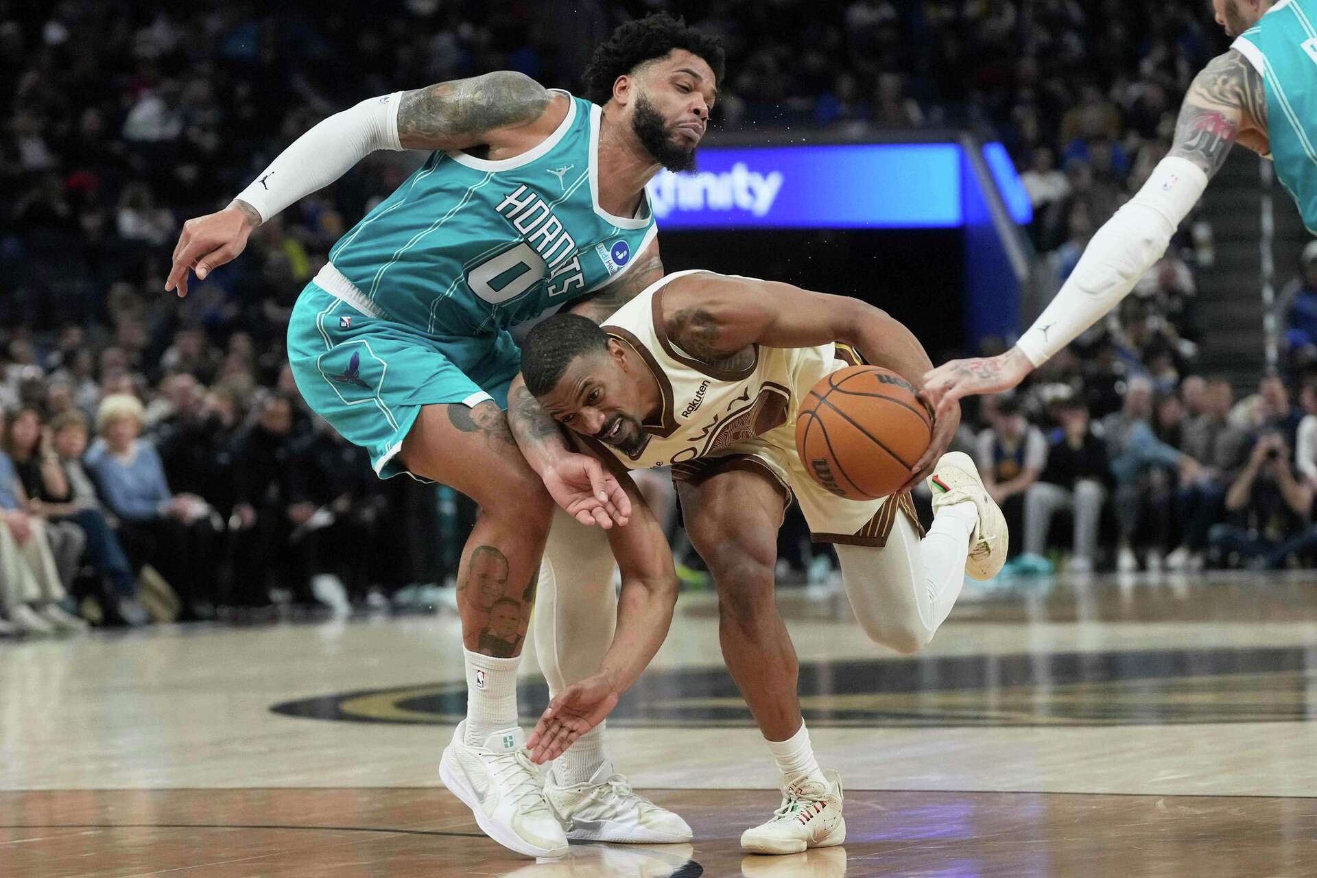 Warriors make 3-point history in rout of Hornets with Jimmy Butler out