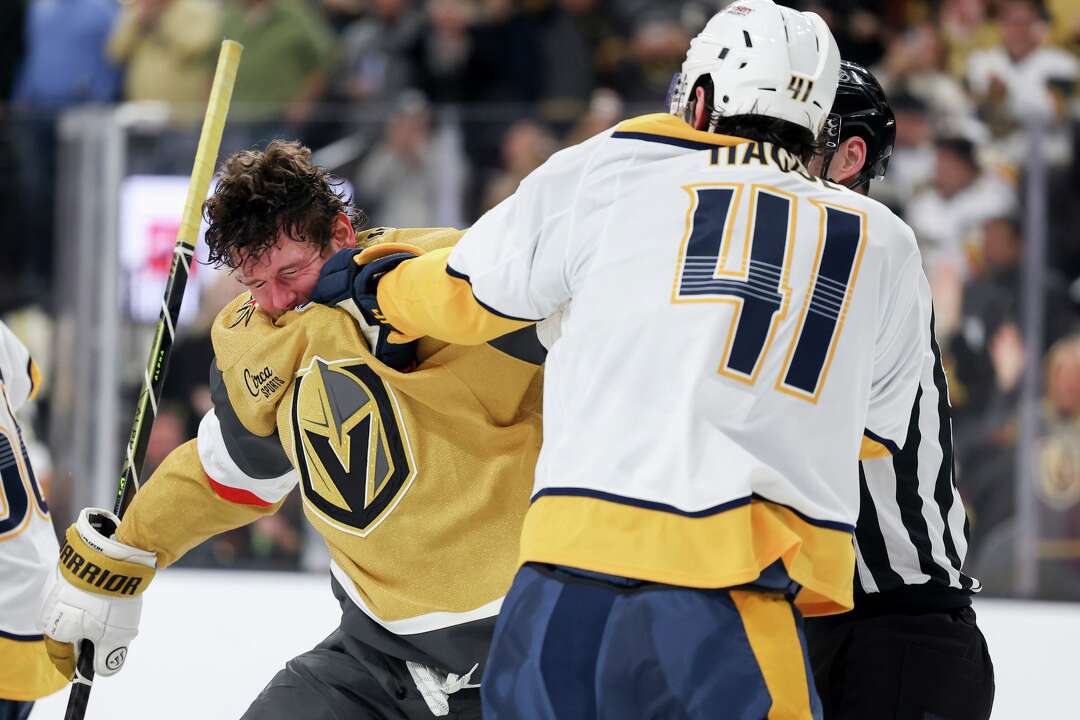 Golden Knights rout Predators 7-2 for their 7th straight victory