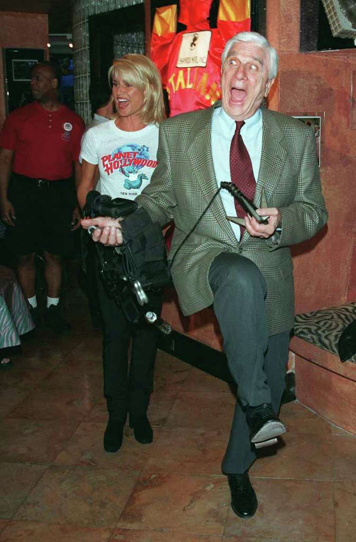 'Airplane!' star Leslie Nielsen dies at 84