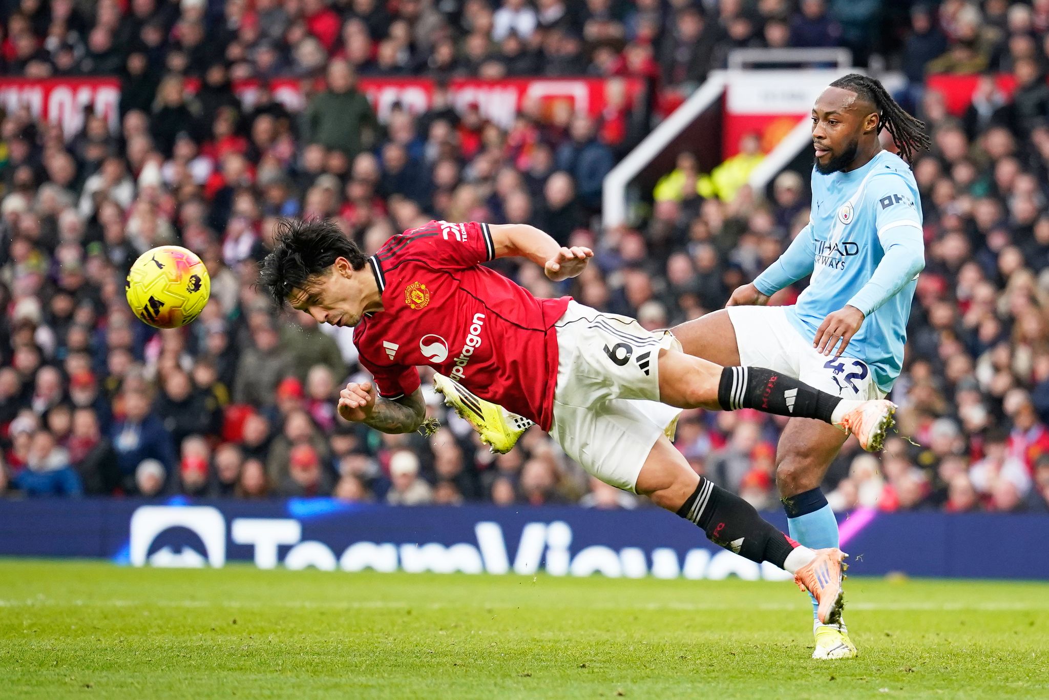 Lisandro Martínez responde a exestrellas del Man United tras burlas ...