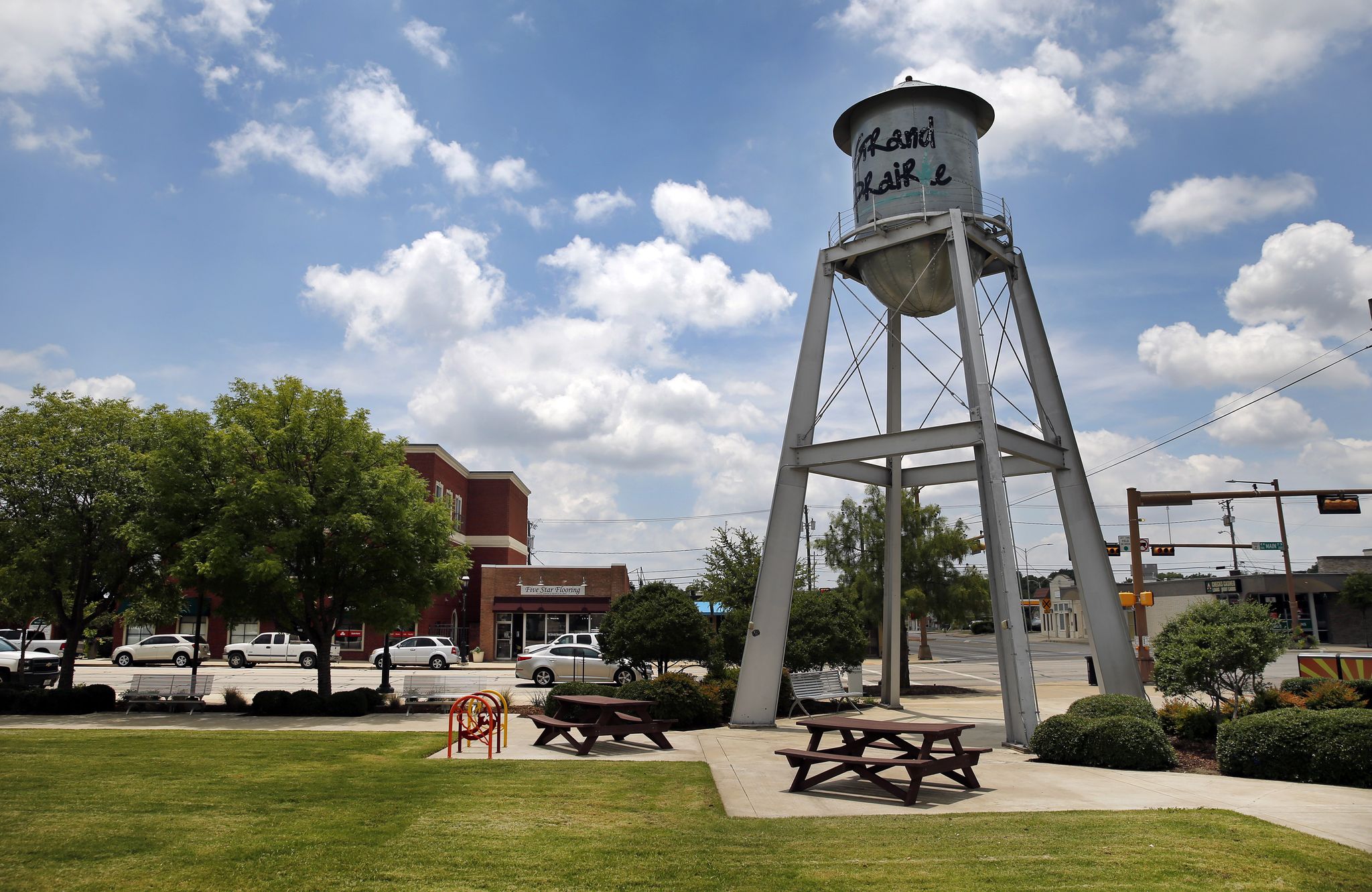 Grand Prairie mayor urges city council and manager to lower the tax rate