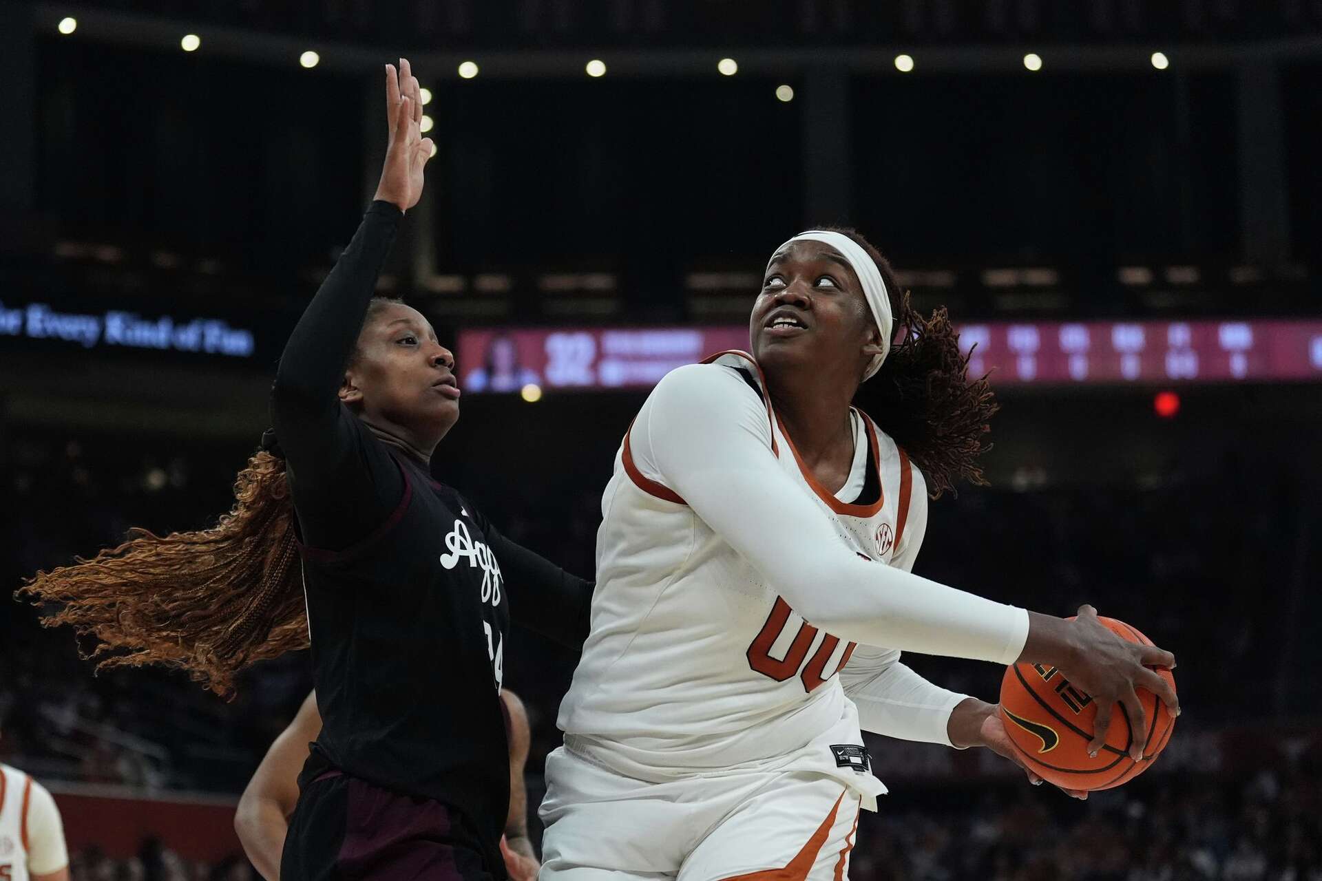 Dallas Wings sign Texas center Kyla Oldacre to training camp contract