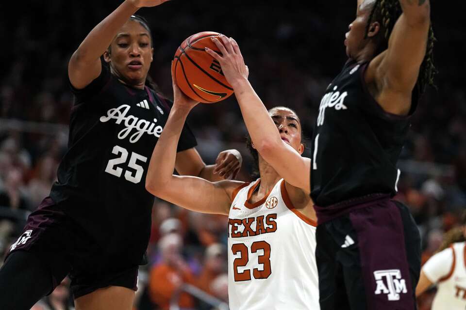 Aaliyah Crump returns to Texas lineup for blowout of rival Texas A&M