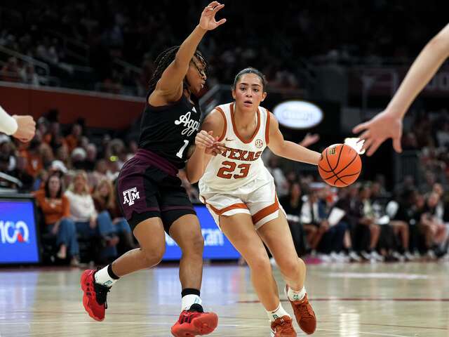 Aaliyah Crump returns to Texas lineup for blowout of rival Texas A&M