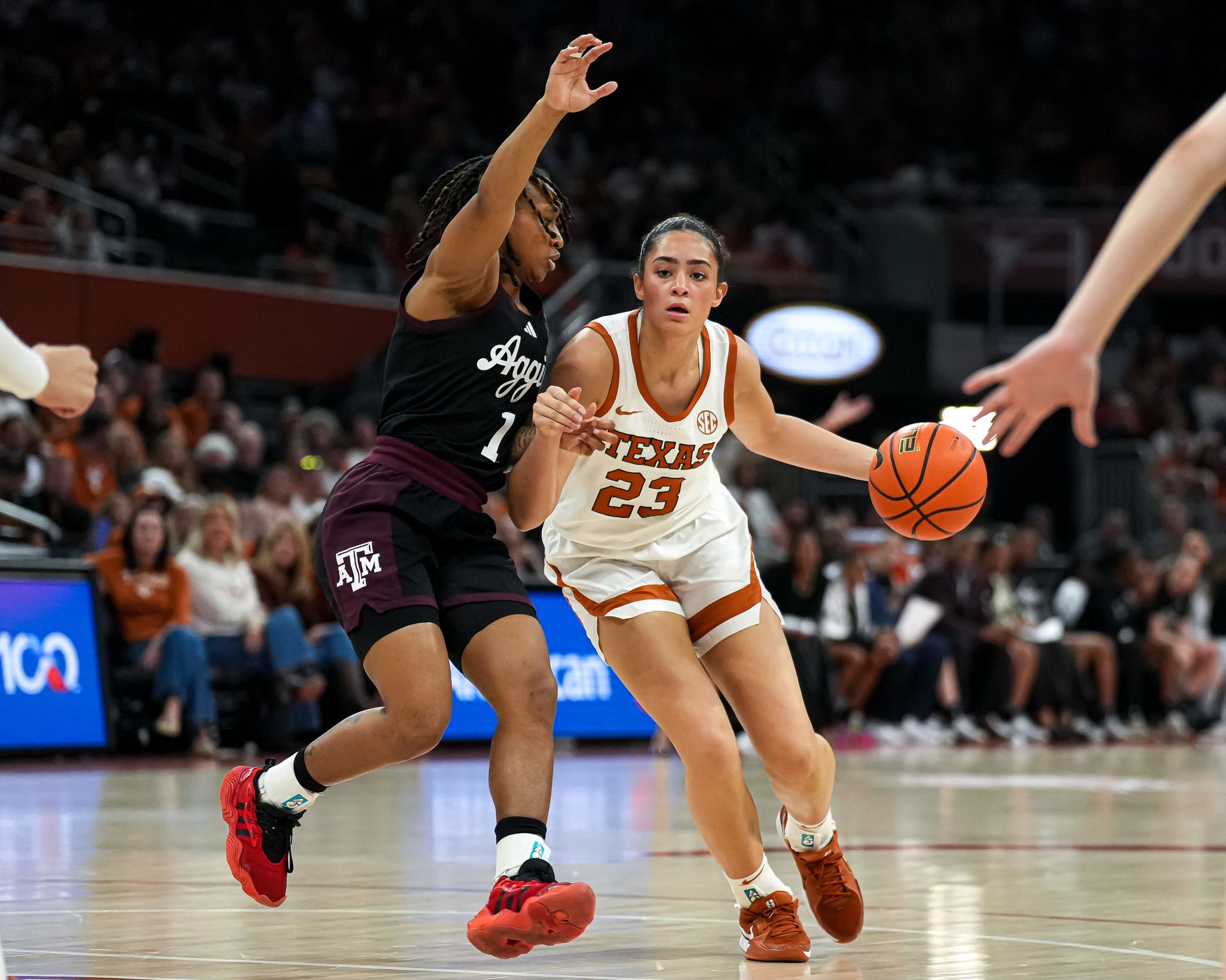 Aaliyah Crump returns to Texas lineup for blowout of rival Texas A&M