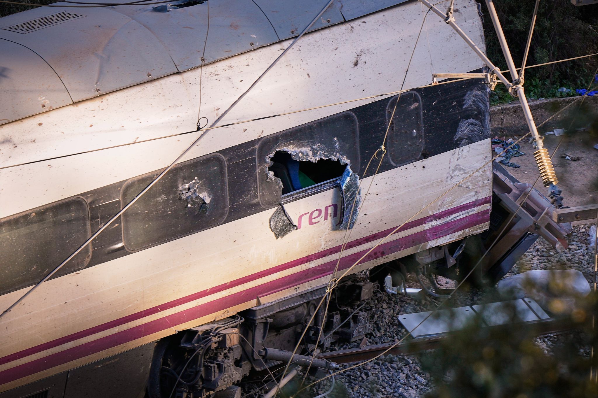 Spain begins 3 days of mourning for deadly train wreck while searchers ...