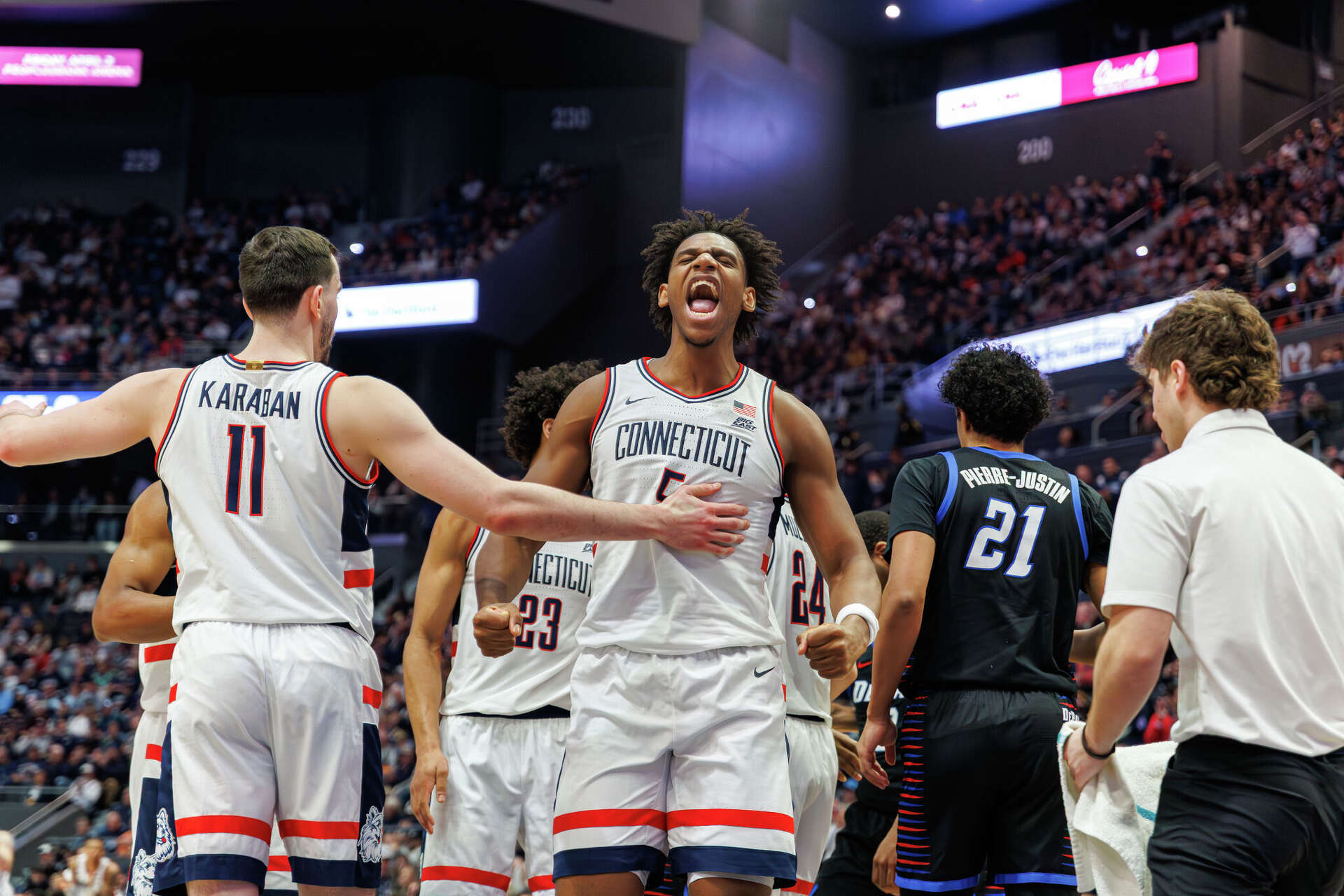 UConn men's basketball team rises in AP Top 25 poll