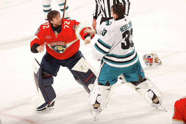 Sharks goalie takes down future Hall of Famer in ultra-rare fight