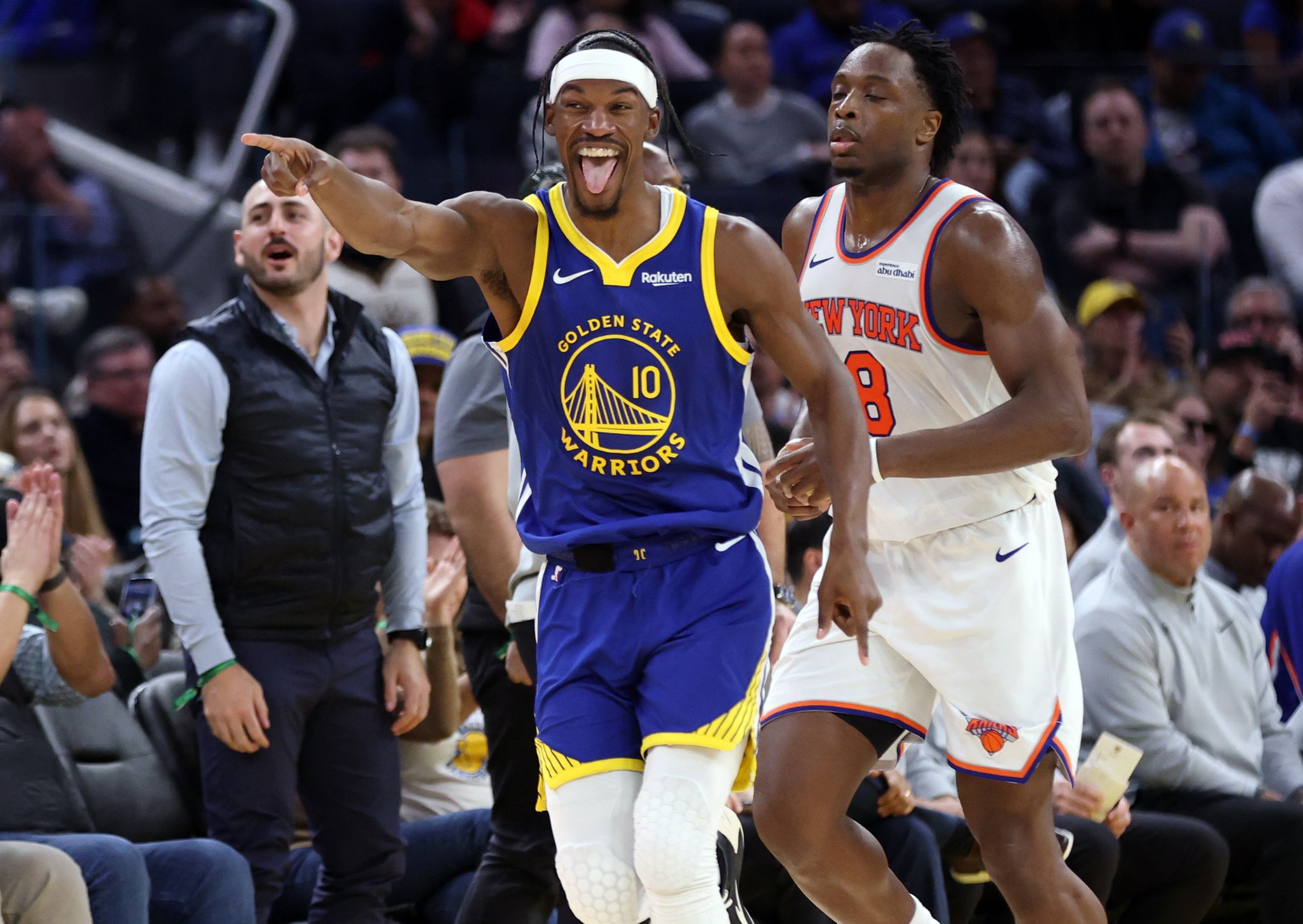 Warriors guard Jimmy Butler goes down with apparent knee injury in 3rd ...