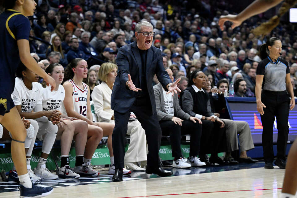 Why Geno Auriemma loves nonconference games for UConn