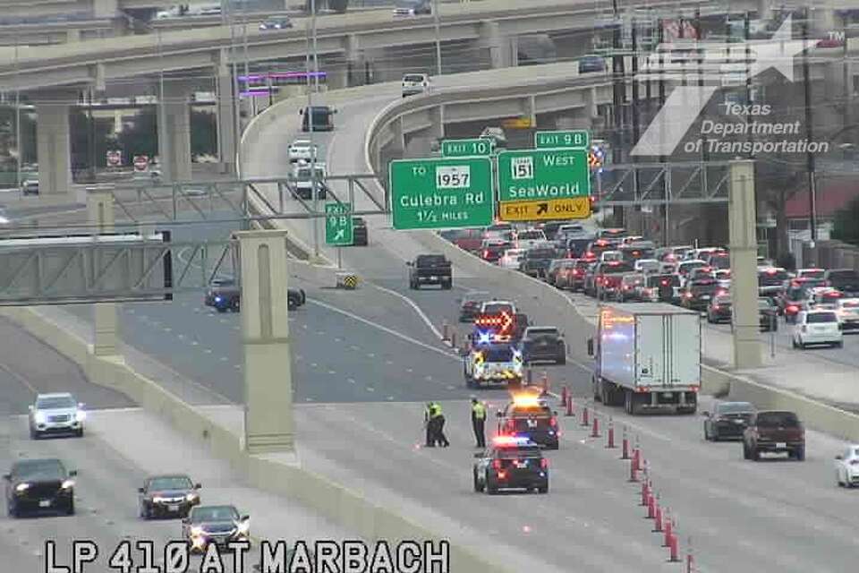 Major crash forces San Antonio drivers off highway
