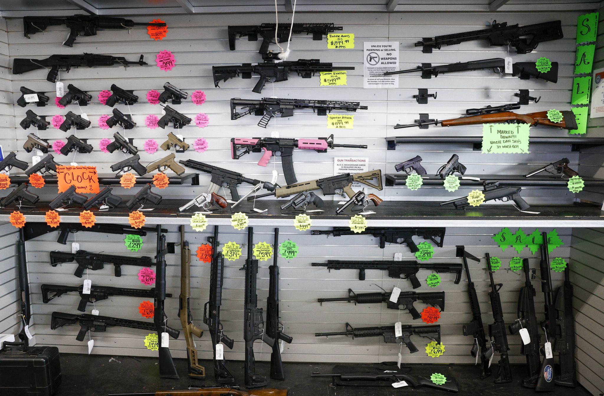 Texans can continue buying guns online and at gun shows without ...