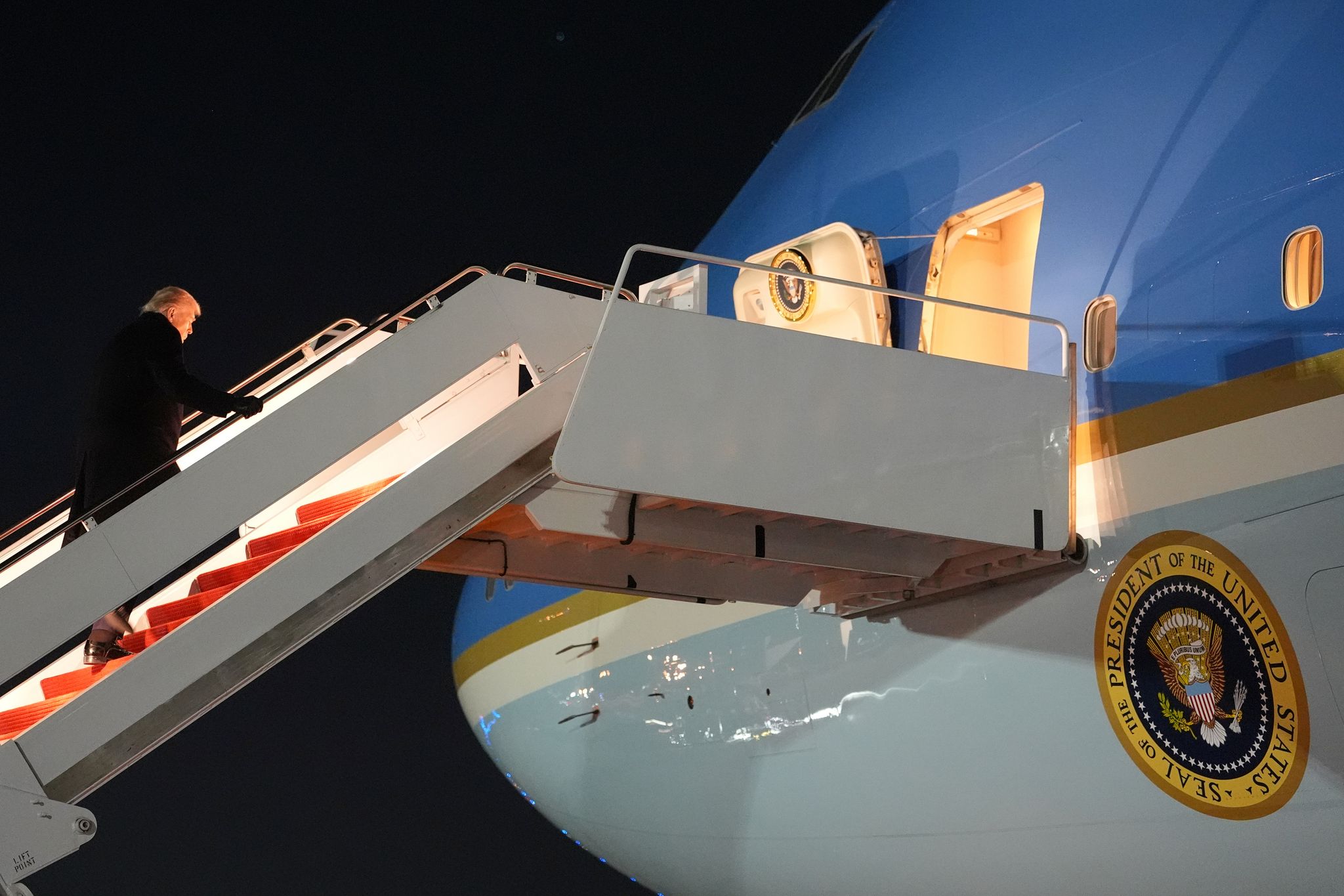 Air Force One regresa a Washington por problema eléctrico menor ...