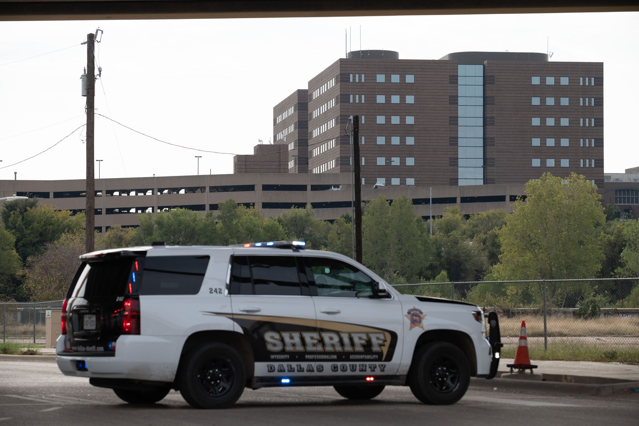 Bomb threat investigation at Dallas County criminal courts building ...