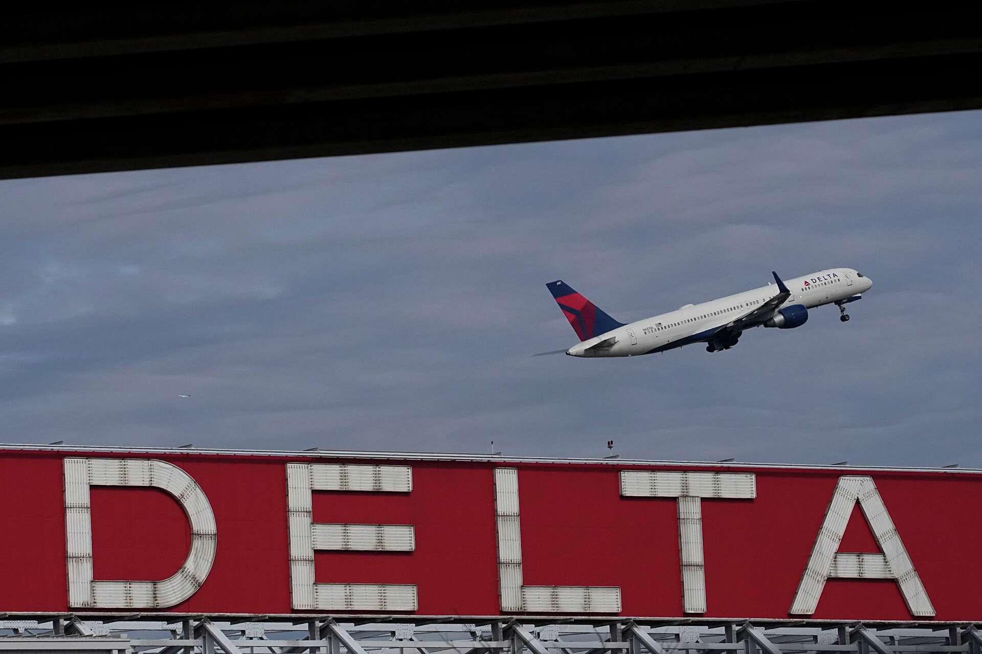 Delta Air Lines will revamp cabins with seat colors and lighting