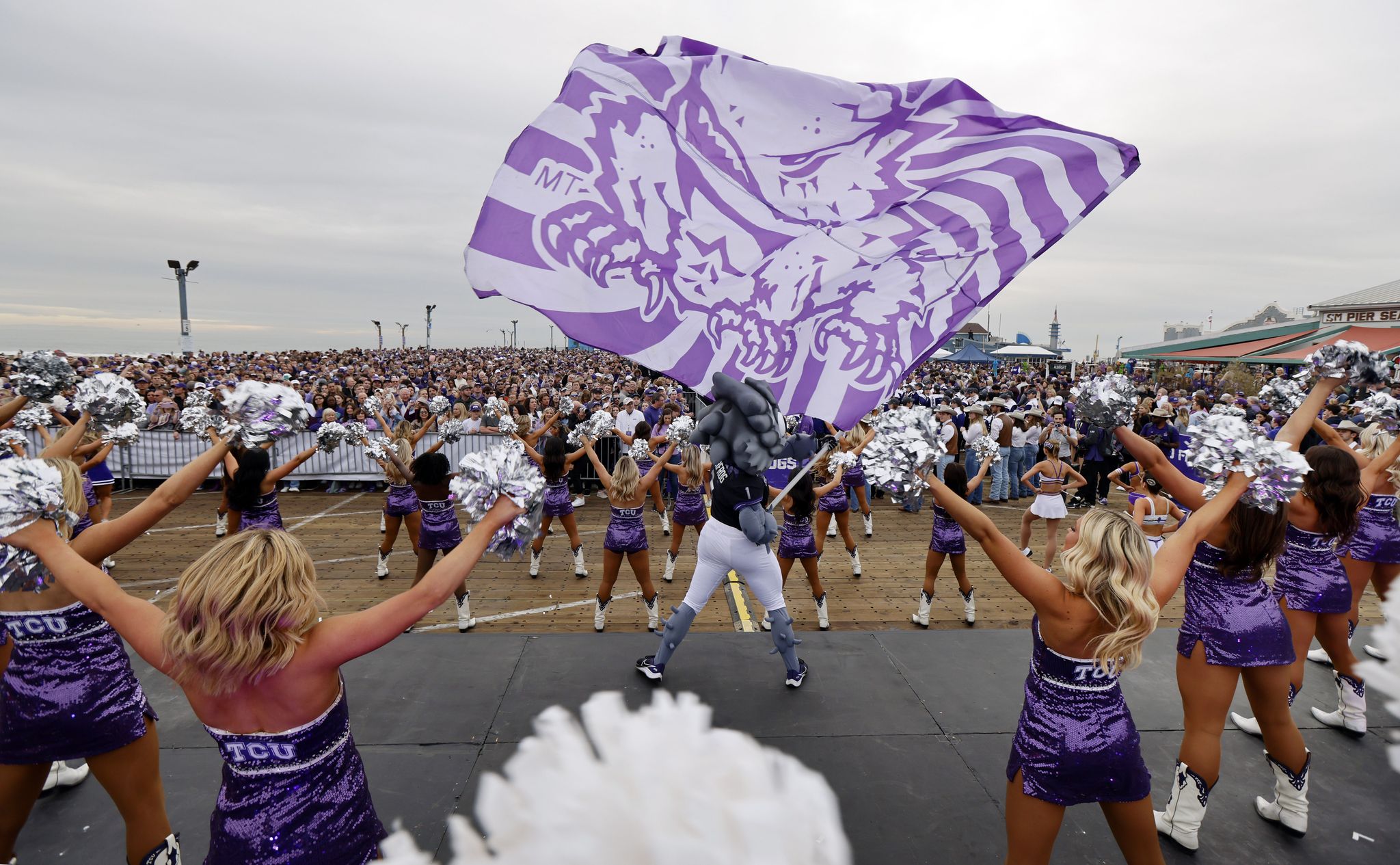 TCU fans hold pep rally in Santa Monica, cheer on the Frogs
