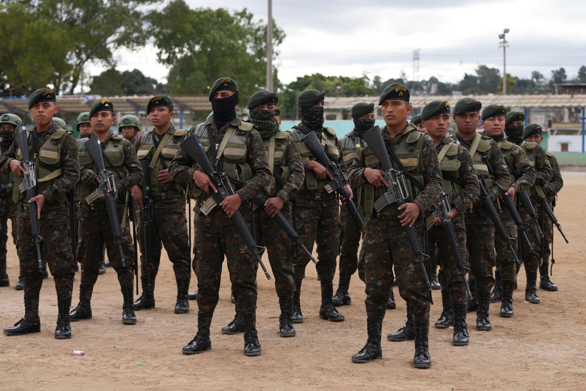 Policías y militares patrullan las calles de Guatemala en busca de ...
